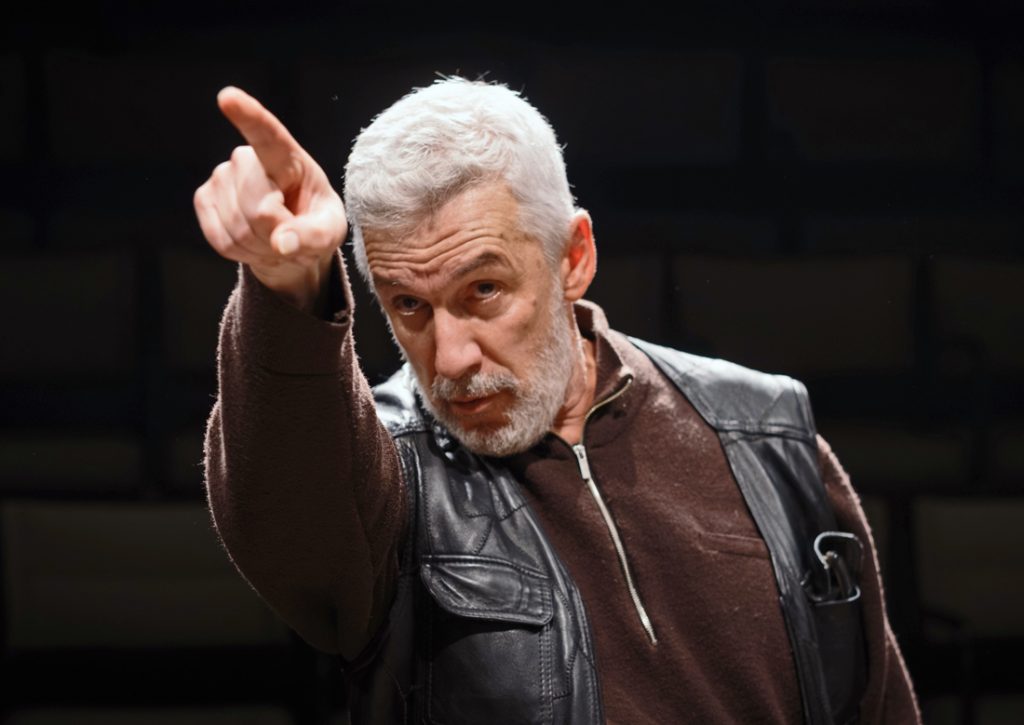 «Η ΡΑΒΔΟΣ» _ ΣΚΗΝ: ΓΙΩΡΓΟΣ ΣΚΕΥΑΣ _ ΑΠΟ 17.10.25 _ ΘΕΑΤΡΟ ΟΔΟΥ ΚΥΚΛΑΔΩΝ ...