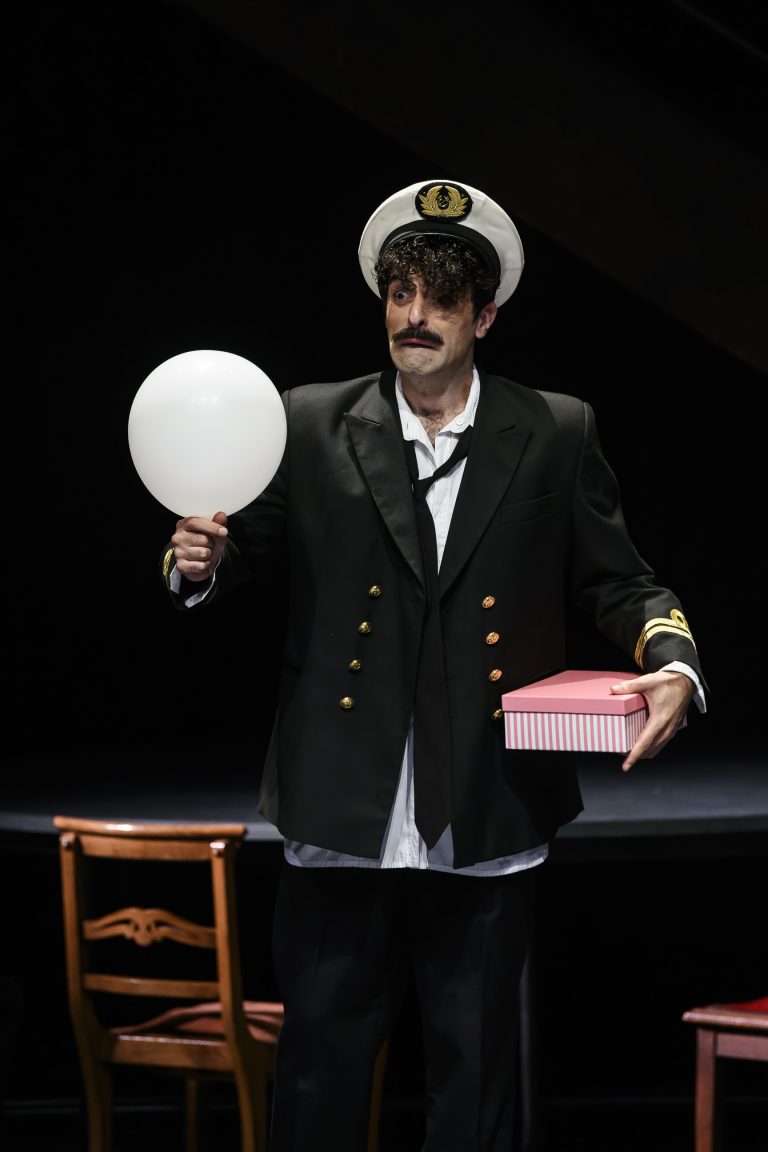 «ΤΟ ΤΡΙΤΟ ΣΤΕΦΑΝΙ» _ ΣΚΗΝ: ΣΤΑΘΗΣ ΛΙΒΑΘΙΝΟΣ _ ΑΠΟ 23.10.25 _ ΘΕΑΤΡΟ ...